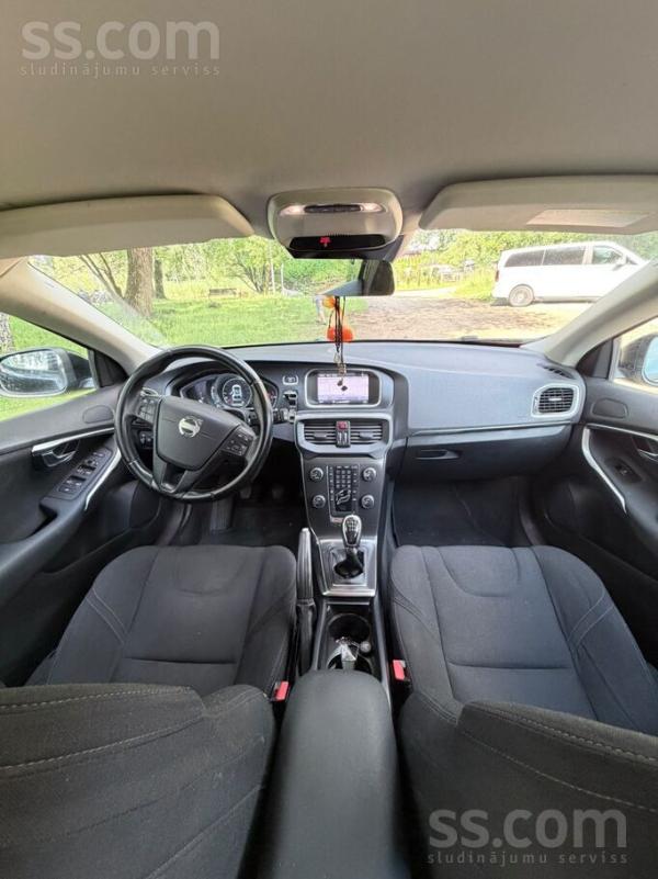 Black Volvo V40 2013 in Riga, with an engine capacity of 1.60 L and mileage of 236 thousand km for 4950 €, photo 10 on AUTOMOTO.COM.LV