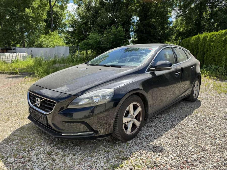 Melns Volvo V40 2013 Alīta, ar dzinēja tilpumu 1.60 L un nobraukumu 295 tūkst. km par 4850 €, foto 1 vietnē AUTOMOTO.COM.LV