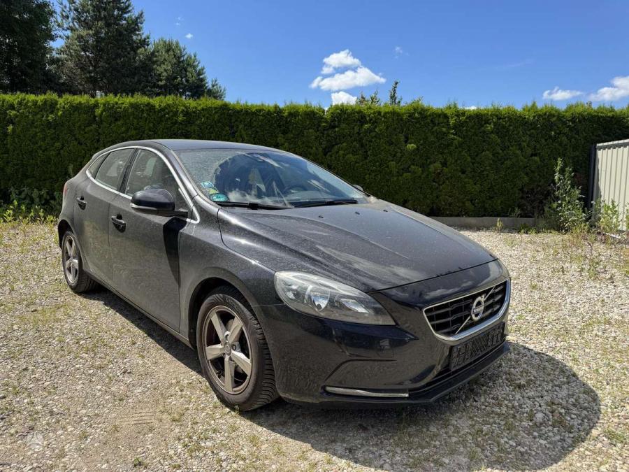 Melns Volvo V40 2013 Alīta, ar dzinēja tilpumu 1.60 L un nobraukumu 295 tūkst. km par 4850 €, foto 3 vietnē AUTOMOTO.COM.LV