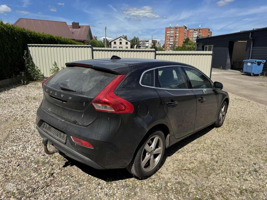Melns Volvo V40 2013 Alīta, ar dzinēja tilpumu 1.60 L un nobraukumu 295 tūkst. km par 4850 €, foto 5 vietnē AUTOMOTO.COM.LV