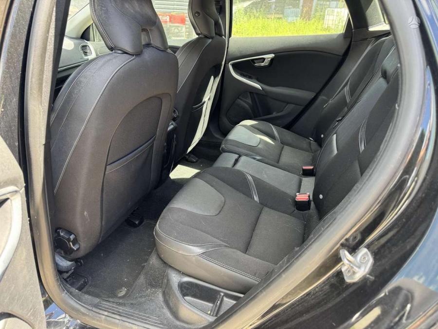 Melns Volvo V40 2013 Alīta, ar dzinēja tilpumu 1.60 L un nobraukumu 295 tūkst. km par 4850 €, foto 9 vietnē AUTOMOTO.COM.LV