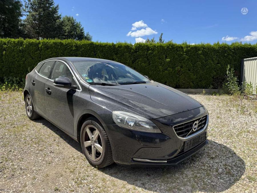 Black Volvo V40 2013 in Alytus, with an engine capacity of 1.60 L and mileage of 295 thousand km for 4600 €, photo 3 on AUTOMOTO.COM.LV