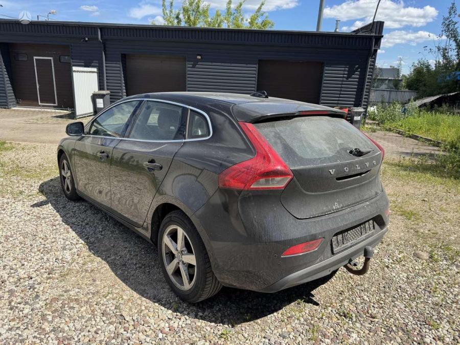 Black Volvo V40 2013 in Alytus, with an engine capacity of 1.60 L and mileage of 295 thousand km for 4600 €, photo 4 on AUTOMOTO.COM.LV