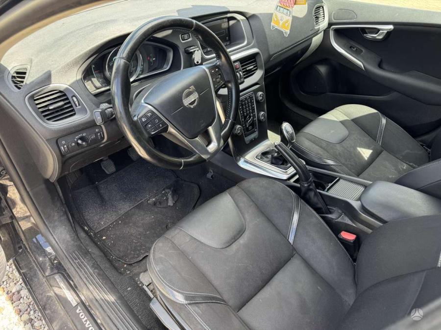 Black Volvo V40 2013 in Alytus, with an engine capacity of 1.60 L and mileage of 295 thousand km for 4600 €, photo 7 on AUTOMOTO.COM.LV
