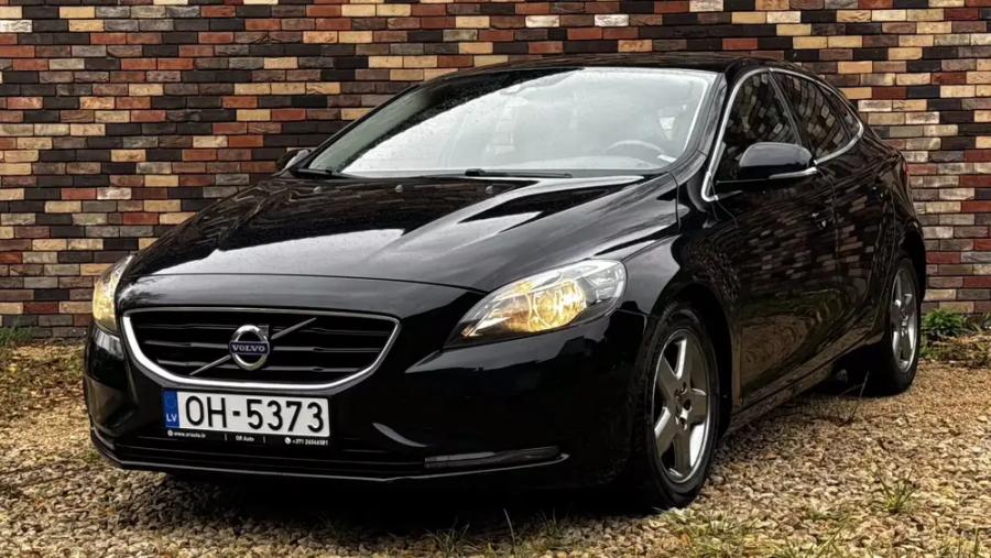 Melns Volvo V40 2013 Rīga, ar dzinēja tilpumu 1.60 L un nobraukumu 259 tūkst. km par 5400 €, foto 1 vietnē AUTOMOTO.COM.LV