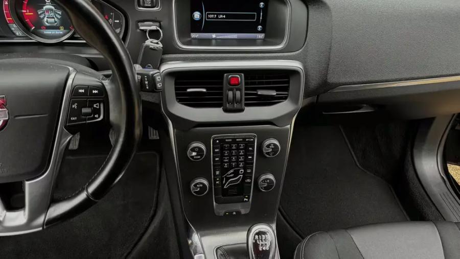 Melns Volvo V40 2013 Rīga, ar dzinēja tilpumu 1.60 L un nobraukumu 259 tūkst. km par 5400 €, foto 12 vietnē AUTOMOTO.COM.LV