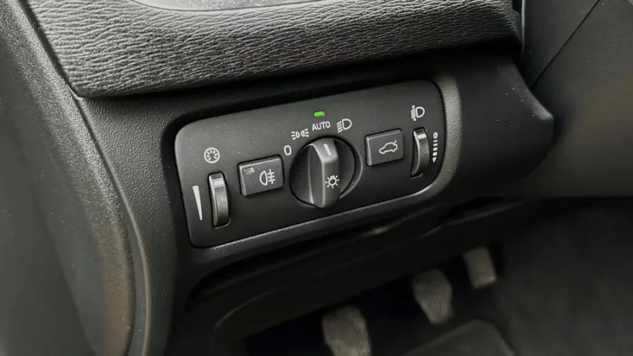 Melns Volvo V40 2013 Rīga, ar dzinēja tilpumu 1.60 L un nobraukumu 259 tūkst. km par 5400 €, foto 13 vietnē AUTOMOTO.COM.LV