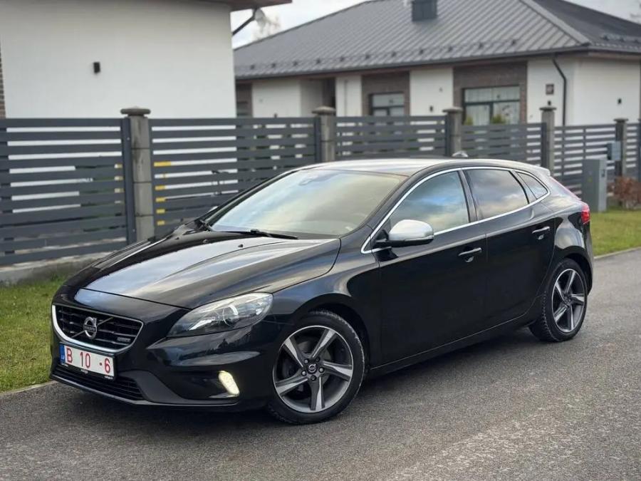 Black Volvo V40 2013 in Jelgava, with an engine capacity of 1.60 L and mileage of 317 thousand km for 6550 €, photo 1 on AUTOMOTO.COM.LV