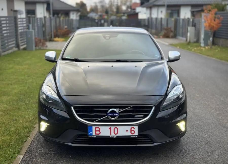 Black Volvo V40 2013 in Jelgava, with an engine capacity of 1.60 L and mileage of 317 thousand km for 6550 €, photo 4 on AUTOMOTO.COM.LV