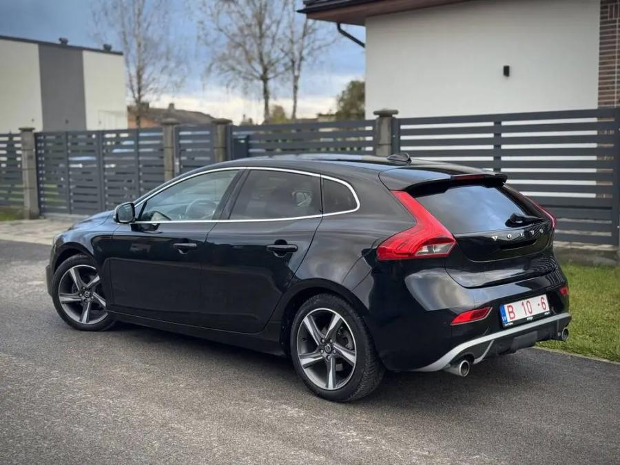 Black Volvo V40 2013 in Jelgava, with an engine capacity of 1.60 L and mileage of 317 thousand km for 6550 €, photo 5 on AUTOMOTO.COM.LV