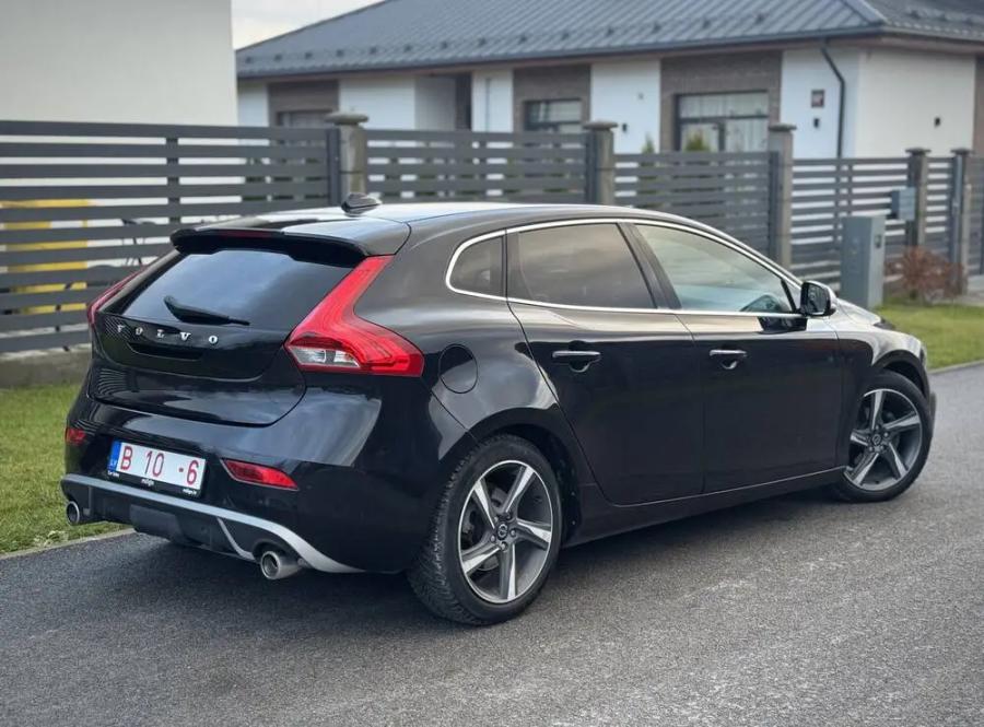 Black Volvo V40 2013 in Jelgava, with an engine capacity of 1.60 L and mileage of 317 thousand km for 6550 €, photo 8 on AUTOMOTO.COM.LV