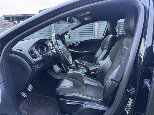 Melns Volvo V40 2013 Jelgava, ar dzinēja tilpumu 1.60 L un nobraukumu 317 tūkst. km par 6550 €, foto 9 vietnē AUTOMOTO.COM.LV
