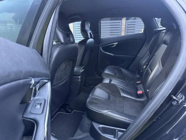 Melns Volvo V40 2013 Jelgava, ar dzinēja tilpumu 1.60 L un nobraukumu 317 tūkst. km par 6550 €, foto 10 vietnē AUTOMOTO.COM.LV