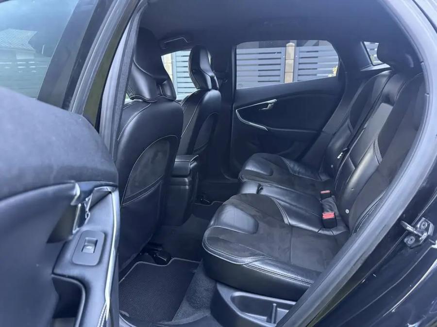 Black Volvo V40 2013 in Jelgava, with an engine capacity of 1.60 L and mileage of 317 thousand km for 6550 €, photo 11 on AUTOMOTO.COM.LV