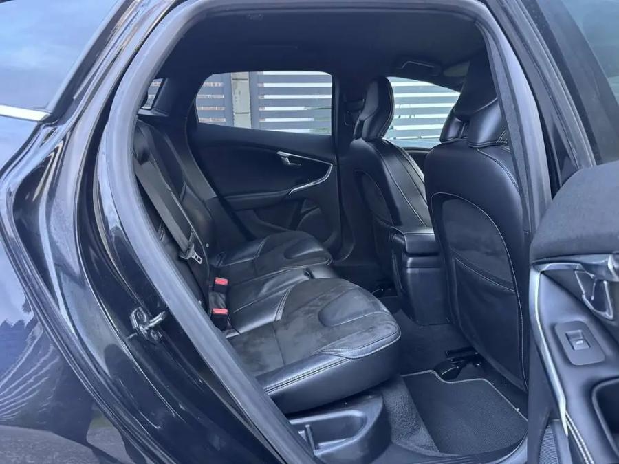 Black Volvo V40 2013 in Jelgava, with an engine capacity of 1.60 L and mileage of 317 thousand km for 6550 €, photo 12 on AUTOMOTO.COM.LV