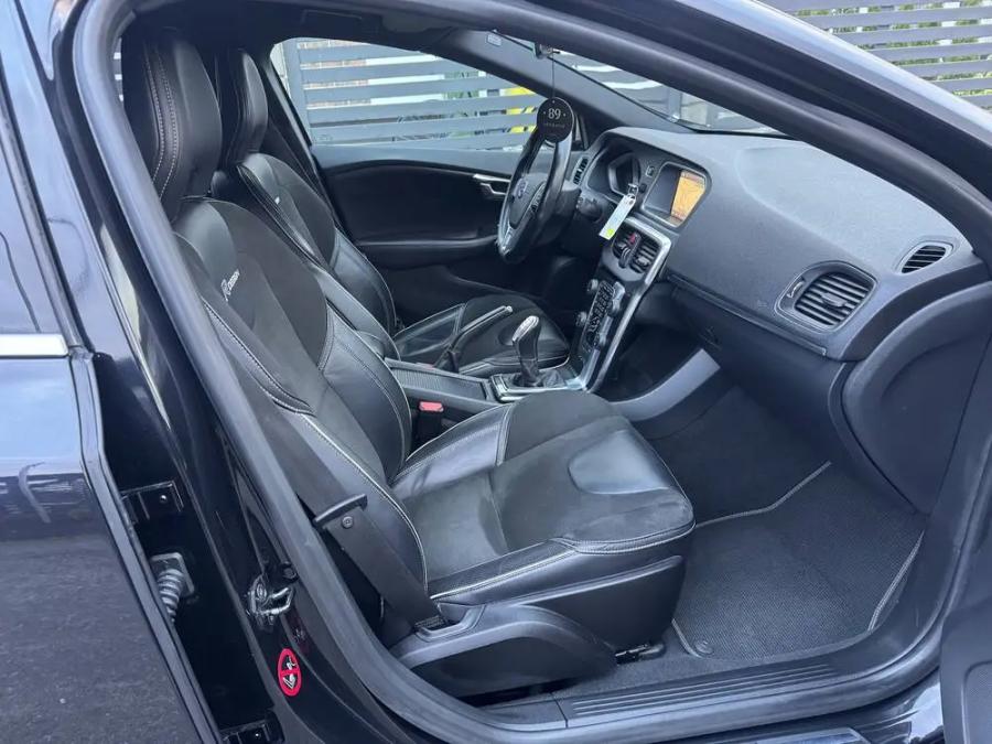 Black Volvo V40 2013 in Jelgava, with an engine capacity of 1.60 L and mileage of 317 thousand km for 6550 €, photo 13 on AUTOMOTO.COM.LV