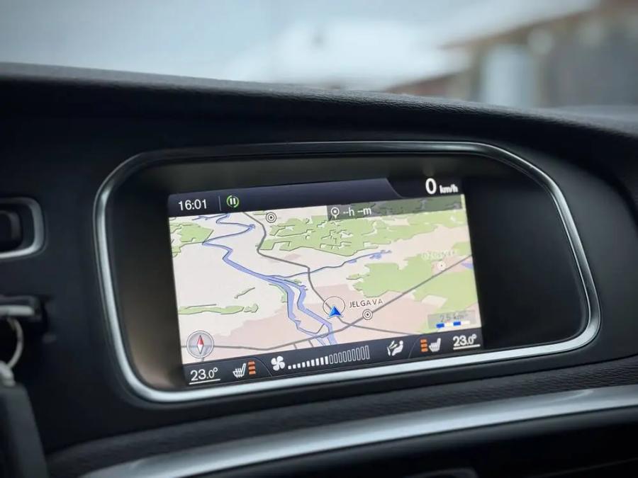 Black Volvo V40 2013 in Jelgava, with an engine capacity of 1.60 L and mileage of 317 thousand km for 6550 €, photo 16 on AUTOMOTO.COM.LV