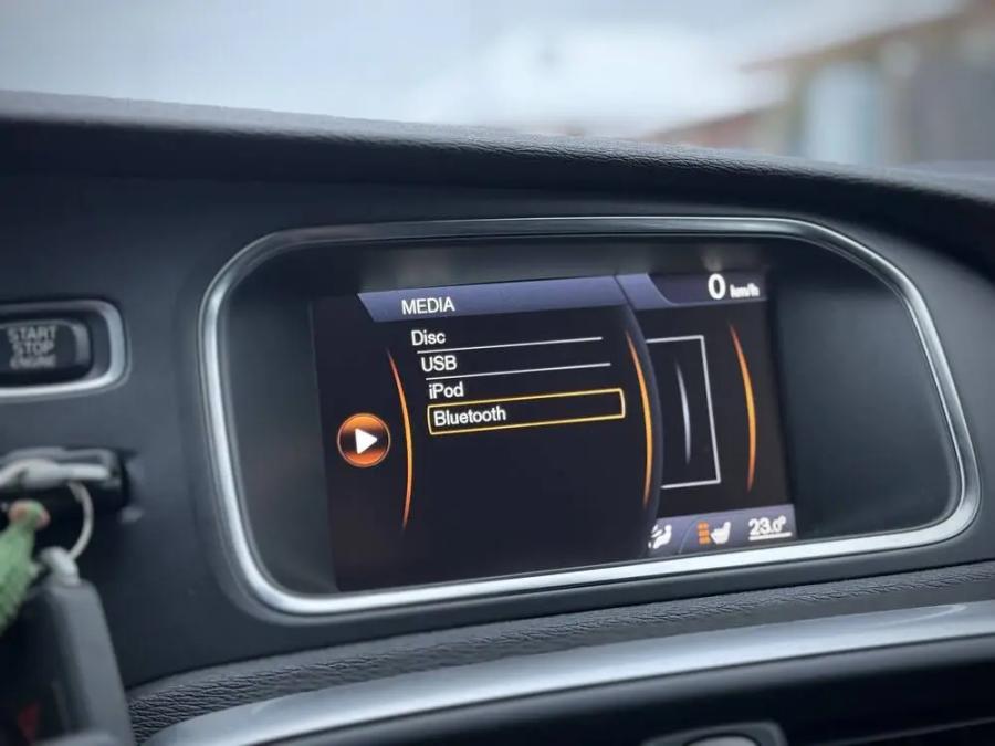 Black Volvo V40 2013 in Jelgava, with an engine capacity of 1.60 L and mileage of 317 thousand km for 6550 €, photo 17 on AUTOMOTO.COM.LV