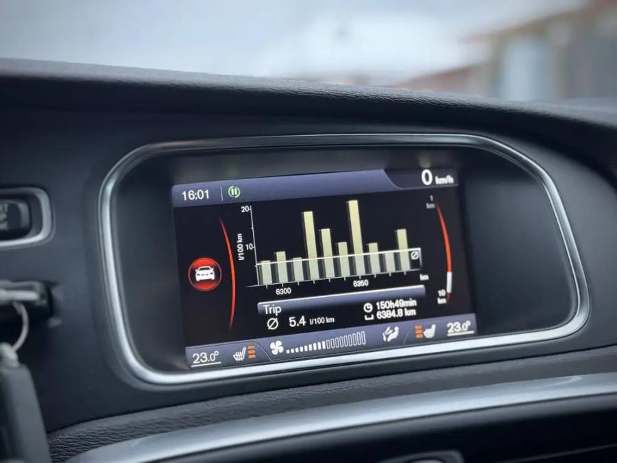 Black Volvo V40 2013 in Jelgava, with an engine capacity of 1.60 L and mileage of 317 thousand km for 6550 €, photo 19 on AUTOMOTO.COM.LV