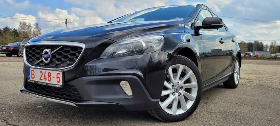 Black Volvo V40 2013 in Riga, with an engine capacity of 1.60 L and mileage of 197 thousand km for 8800 €, photo 1 on AUTOMOTO.COM.LV