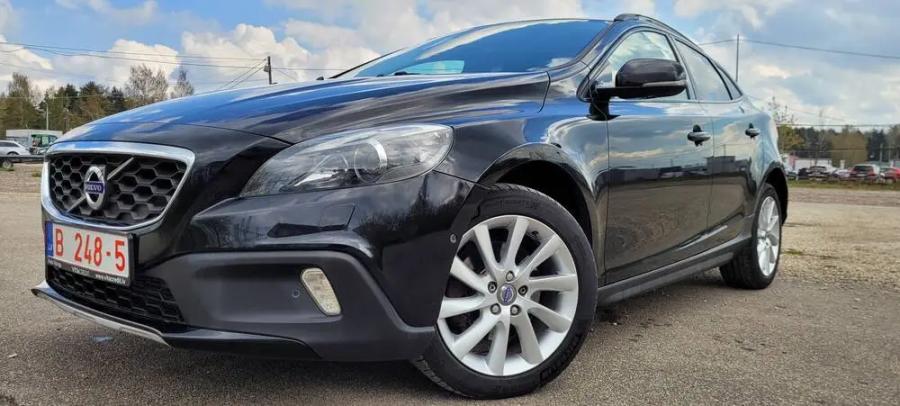 Black Volvo V40 2013 in Riga, with an engine capacity of 1.60 L and mileage of 197 thousand km for 8800 €, photo 3 on AUTOMOTO.COM.LV