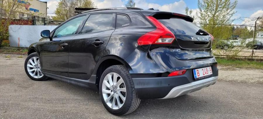 Black Volvo V40 2013 in Riga, with an engine capacity of 1.60 L and mileage of 197 thousand km for 8800 €, photo 5 on AUTOMOTO.COM.LV
