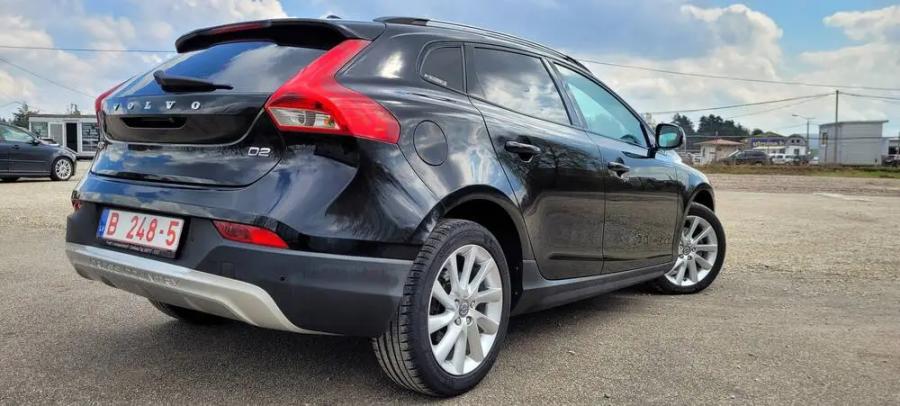 Black Volvo V40 2013 in Riga, with an engine capacity of 1.60 L and mileage of 197 thousand km for 8800 €, photo 7 on AUTOMOTO.COM.LV