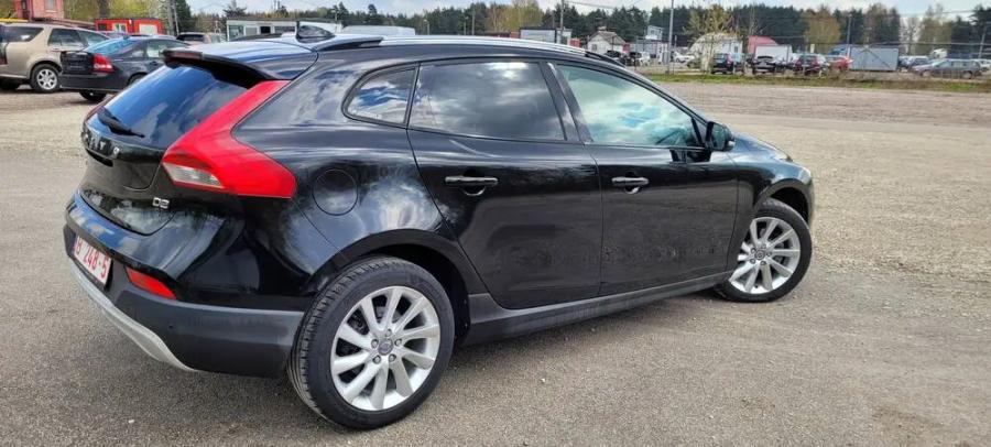 Black Volvo V40 2013 in Riga, with an engine capacity of 1.60 L and mileage of 197 thousand km for 8800 €, photo 8 on AUTOMOTO.COM.LV