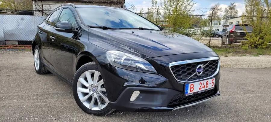Black Volvo V40 2013 in Riga, with an engine capacity of 1.60 L and mileage of 197 thousand km for 8800 €, photo 11 on AUTOMOTO.COM.LV