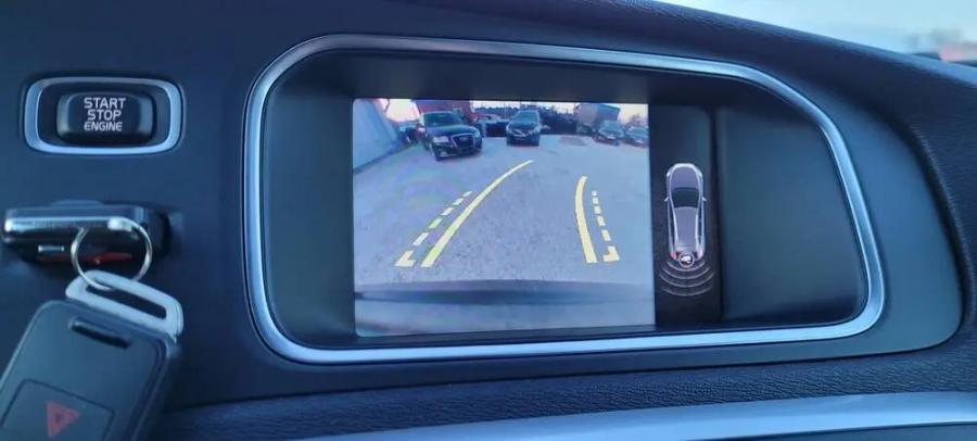 Black Volvo V40 2013 in Riga, with an engine capacity of 1.60 L and mileage of 197 thousand km for 8800 €, photo 19 on AUTOMOTO.COM.LV