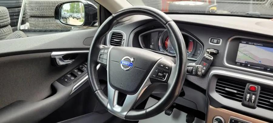 Black Volvo V40 2013 in Riga, with an engine capacity of 1.60 L and mileage of 197 thousand km for 8800 €, photo 21 on AUTOMOTO.COM.LV