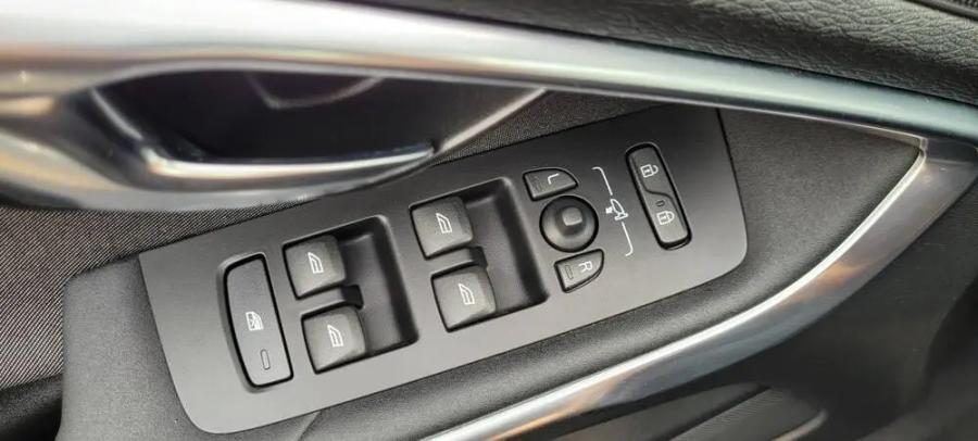 Black Volvo V40 2013 in Riga, with an engine capacity of 1.60 L and mileage of 197 thousand km for 8800 €, photo 24 on AUTOMOTO.COM.LV