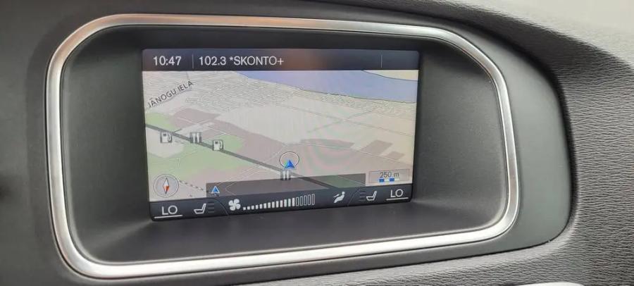 Black Volvo V40 2013 in Riga, with an engine capacity of 1.60 L and mileage of 197 thousand km for 8800 €, photo 25 on AUTOMOTO.COM.LV