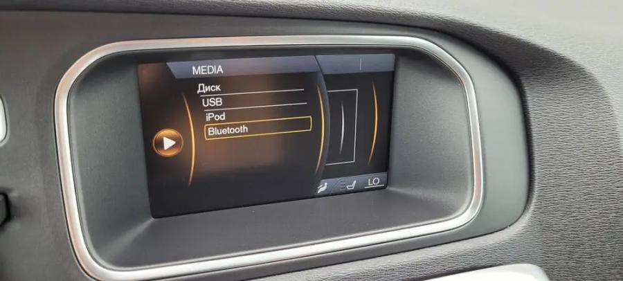 Black Volvo V40 2013 in Riga, with an engine capacity of 1.60 L and mileage of 197 thousand km for 8800 €, photo 26 on AUTOMOTO.COM.LV