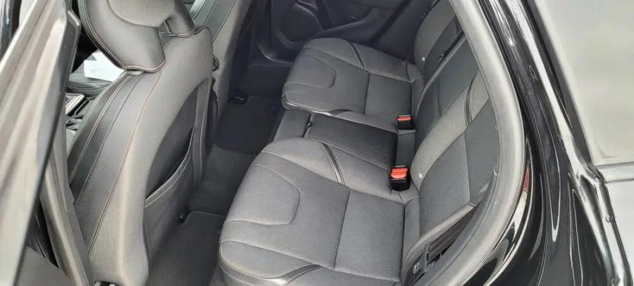 Black Volvo V40 2013 in Riga, with an engine capacity of 1.60 L and mileage of 197 thousand km for 8800 €, photo 30 on AUTOMOTO.COM.LV