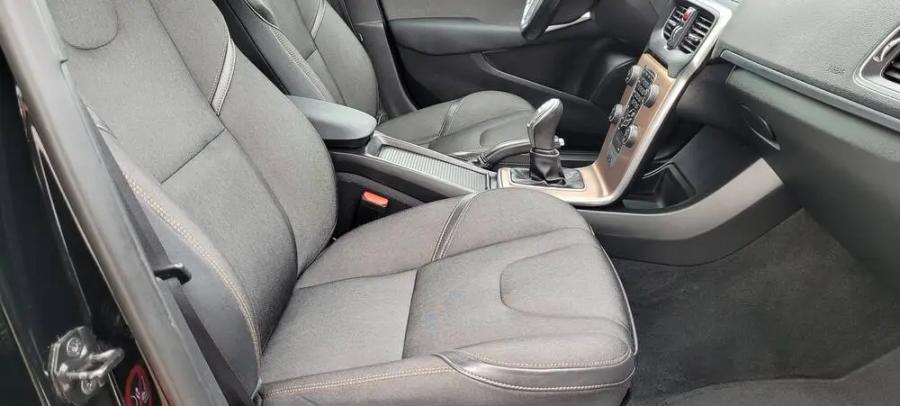 Black Volvo V40 2013 in Riga, with an engine capacity of 1.60 L and mileage of 197 thousand km for 8800 €, photo 33 on AUTOMOTO.COM.LV