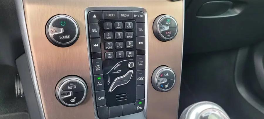 Black Volvo V40 2013 in Riga, with an engine capacity of 1.60 L and mileage of 197 thousand km for 8800 €, photo 35 on AUTOMOTO.COM.LV