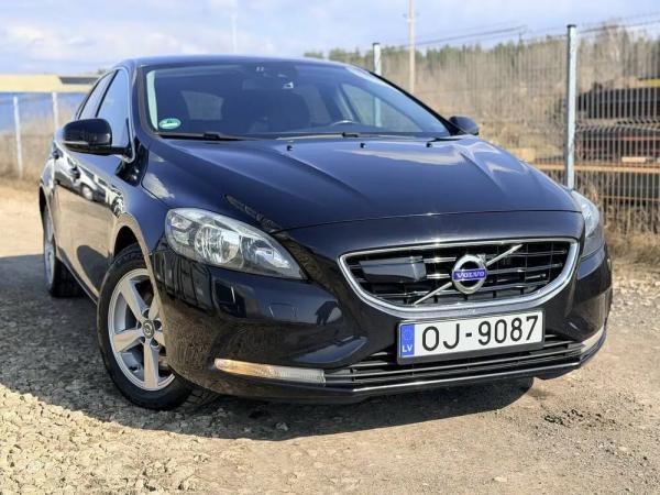 Black Volvo V40 2013 in Riga, with an engine capacity of 2.00 L and mileage of 234 thousand km for 8995 €, photo 1 on AUTOMOTO.COM.LV