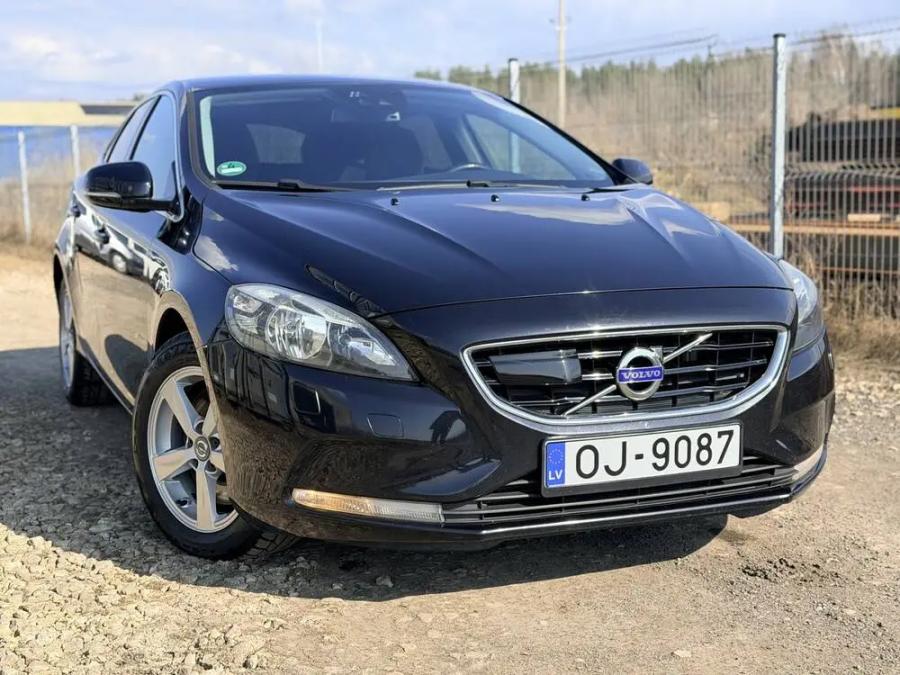 Melns Volvo V40 2013 Rīga, ar dzinēja tilpumu 2.00 L un nobraukumu 234 tūkst. km par 8995 €, foto 1 vietnē AUTOMOTO.COM.LV