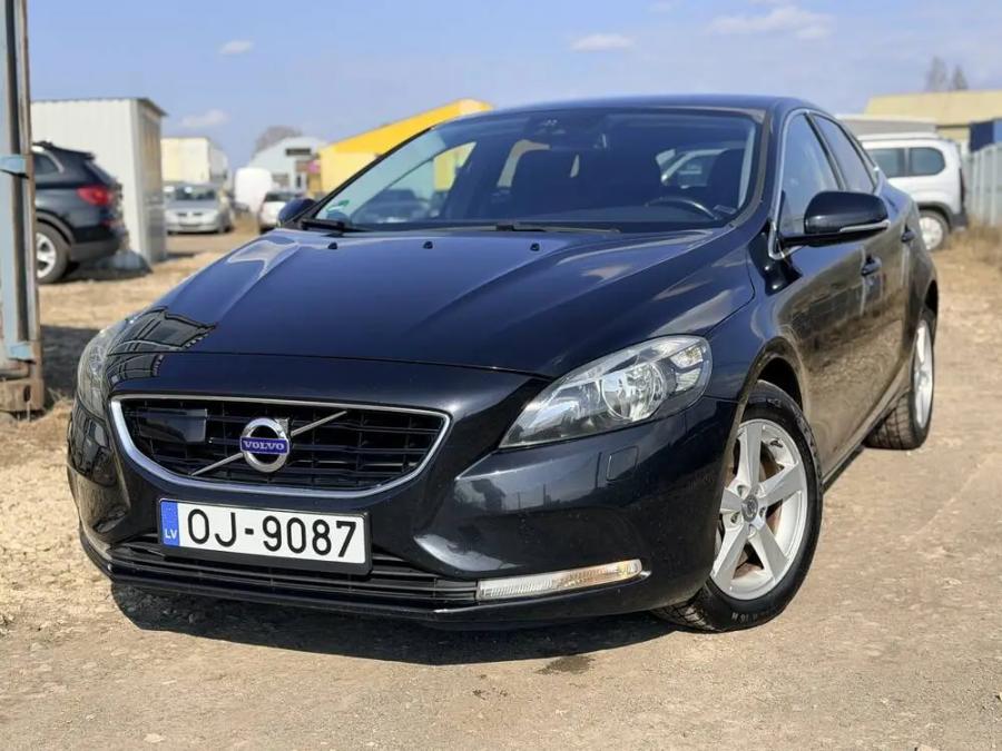 Melns Volvo V40 2013 Rīga, ar dzinēja tilpumu 2.00 L un nobraukumu 234 tūkst. km par 8995 €, foto 4 vietnē AUTOMOTO.COM.LV