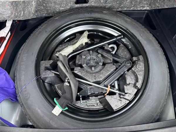 Black Volvo V40 2013 in Riga, with an engine capacity of 2.00 L and mileage of 234 thousand km for 8995 €, photo 5 on AUTOMOTO.COM.LV