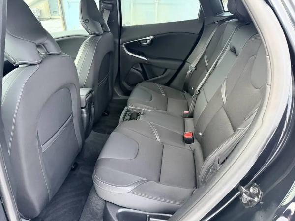 Black Volvo V40 2013 in Riga, with an engine capacity of 2.00 L and mileage of 234 thousand km for 8995 €, photo 6 on AUTOMOTO.COM.LV