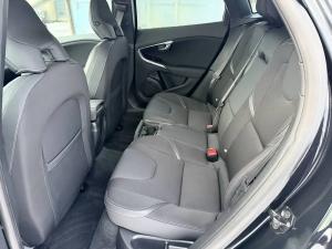 Melns Volvo V40 2013 Rīga, ar dzinēja tilpumu 2.00 L un nobraukumu 234 tūkst. km par 8995 €, foto 7 vietnē AUTOMOTO.COM.LV