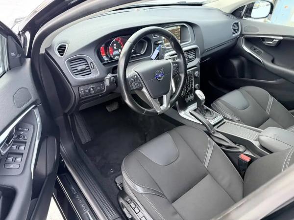 Black Volvo V40 2013 in Riga, with an engine capacity of 2.00 L and mileage of 234 thousand km for 8995 €, photo 7 on AUTOMOTO.COM.LV