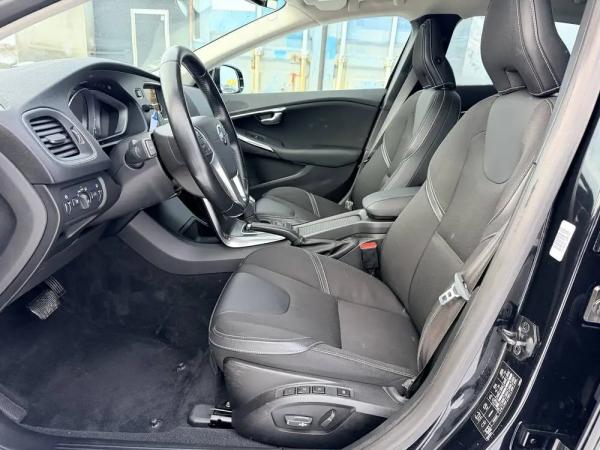 Black Volvo V40 2013 in Riga, with an engine capacity of 2.00 L and mileage of 234 thousand km for 8995 €, photo 8 on AUTOMOTO.COM.LV