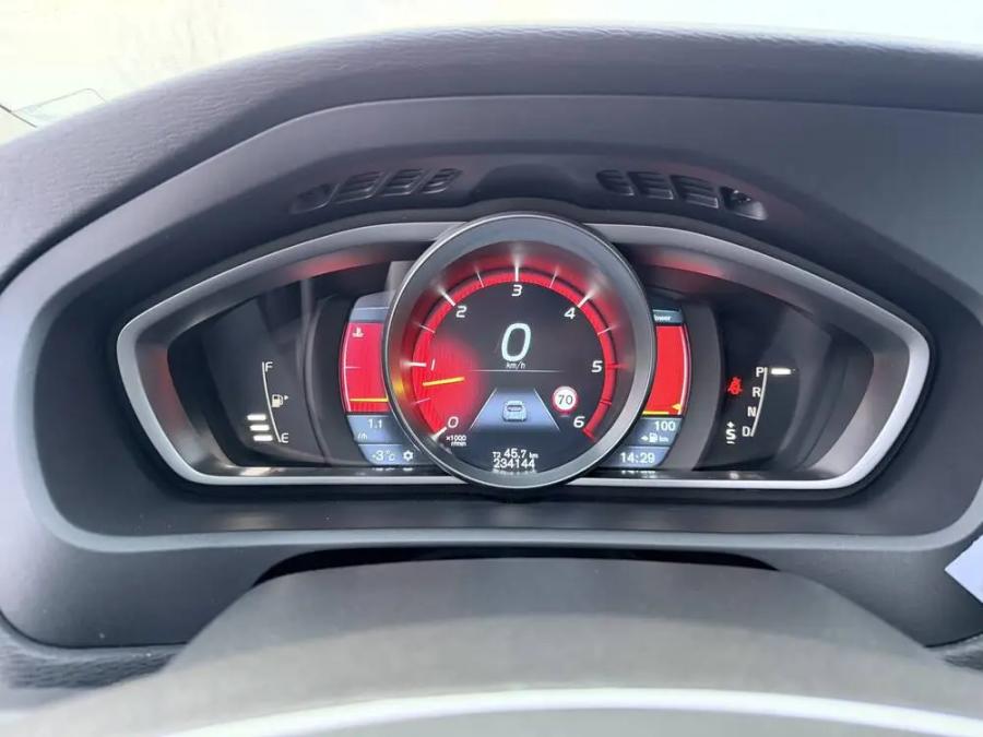 Melns Volvo V40 2013 Rīga, ar dzinēja tilpumu 2.00 L un nobraukumu 234 tūkst. km par 8995 €, foto 10 vietnē AUTOMOTO.COM.LV