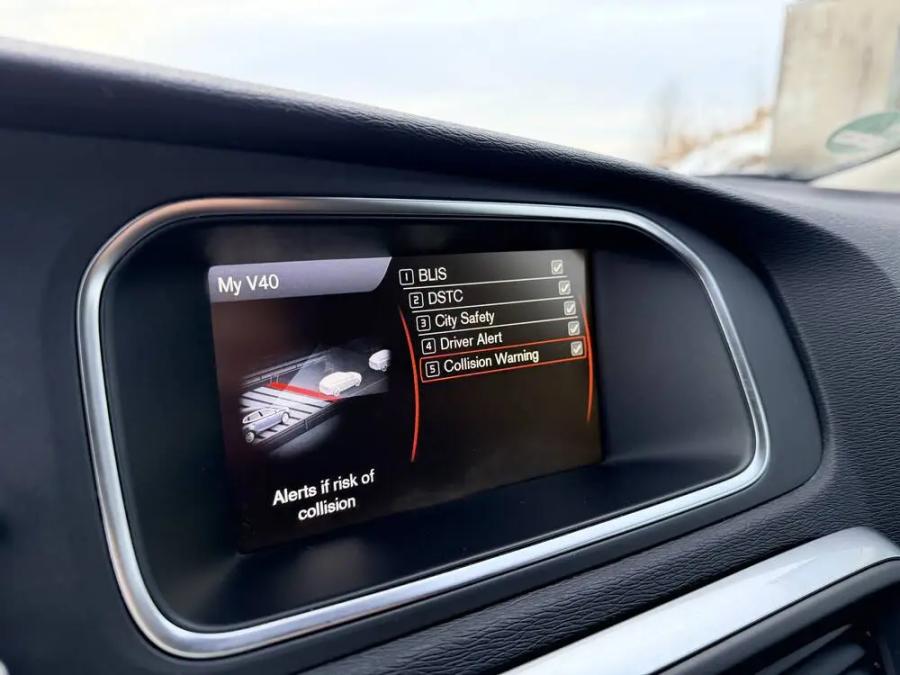 Melns Volvo V40 2013 Rīga, ar dzinēja tilpumu 2.00 L un nobraukumu 234 tūkst. km par 8995 €, foto 13 vietnē AUTOMOTO.COM.LV