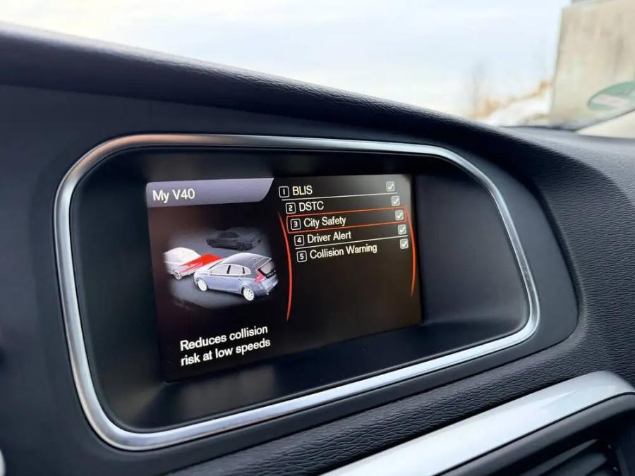 Melns Volvo V40 2013 Rīga, ar dzinēja tilpumu 2.00 L un nobraukumu 234 tūkst. km par 8995 €, foto 14 vietnē AUTOMOTO.COM.LV