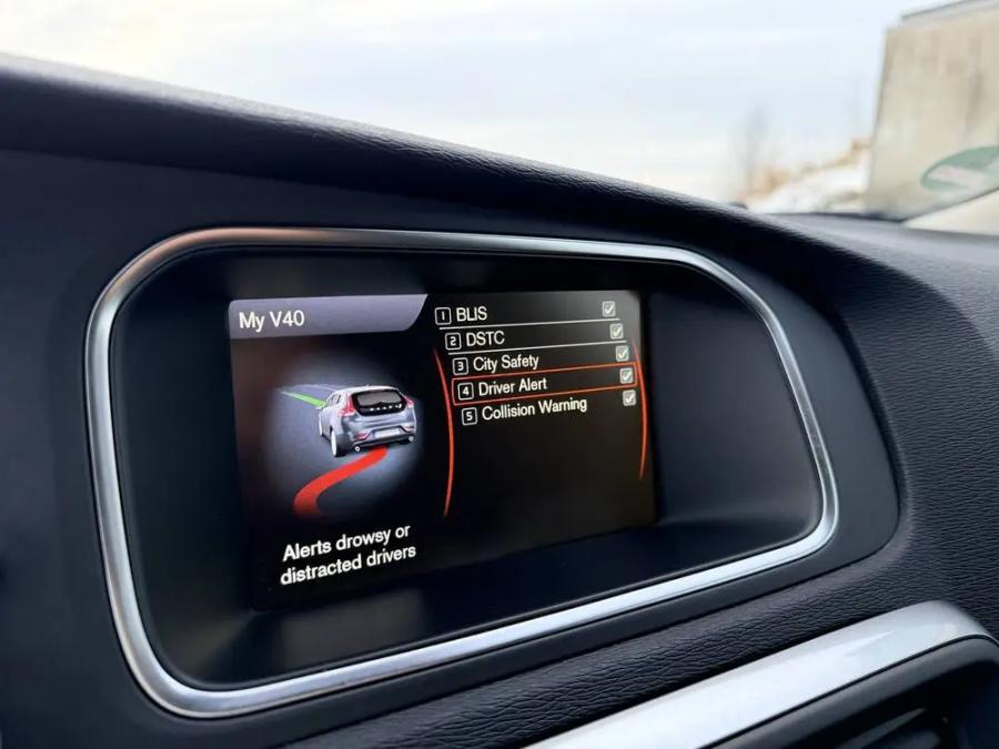 Melns Volvo V40 2013 Rīga, ar dzinēja tilpumu 2.00 L un nobraukumu 234 tūkst. km par 8995 €, foto 15 vietnē AUTOMOTO.COM.LV