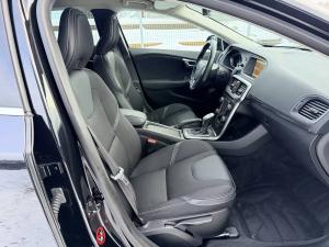 Melns Volvo V40 2013 Rīga, ar dzinēja tilpumu 2.00 L un nobraukumu 234 tūkst. km par 8995 €, foto 21 vietnē AUTOMOTO.COM.LV
